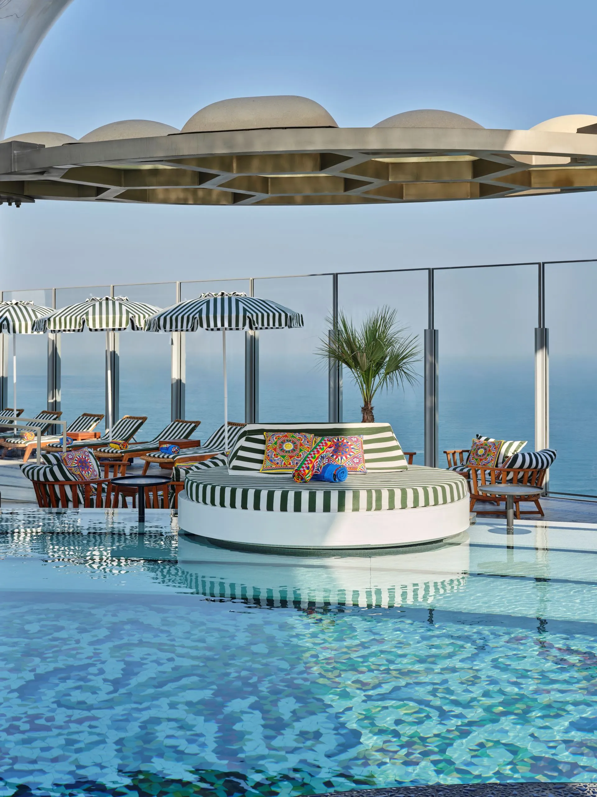Cloud 22 Dubai: Luxurious Infinity Pool & Rooftop Bar @ Atlantis The Royal