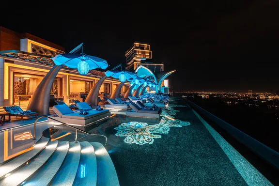 Cloud 22 Dubai: Luxurious Infinity Pool & Rooftop Bar @ Atlantis The Royal